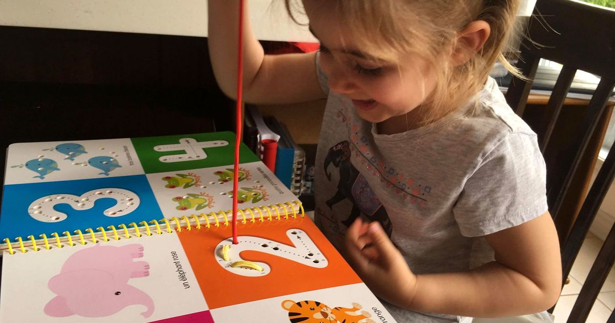 Pour développer la motricité fine et apprendre l’alphabet à la maison