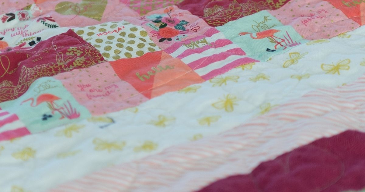 Annie Patchwork | Courtepointe prête à partir | Rose et coeurs