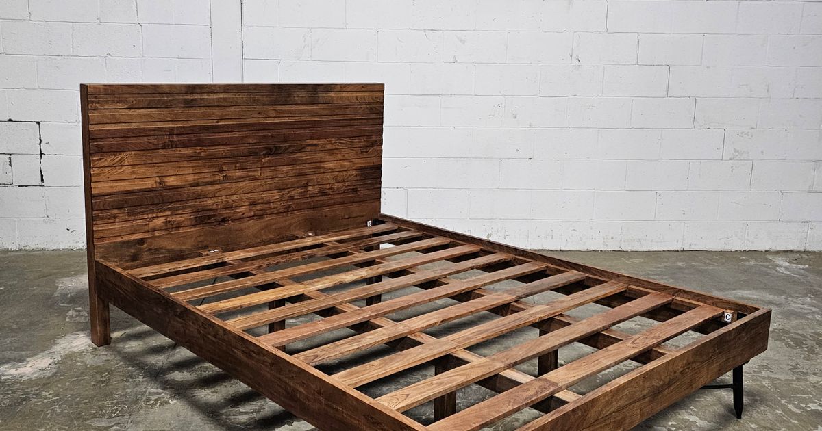 Acacia Queen Bed Frame (WALNUT)